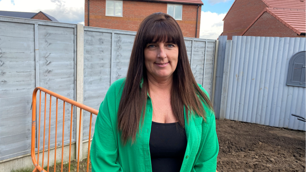 Boston: 'Rottweiler' homeowner hits back at new-build snags - BBC News