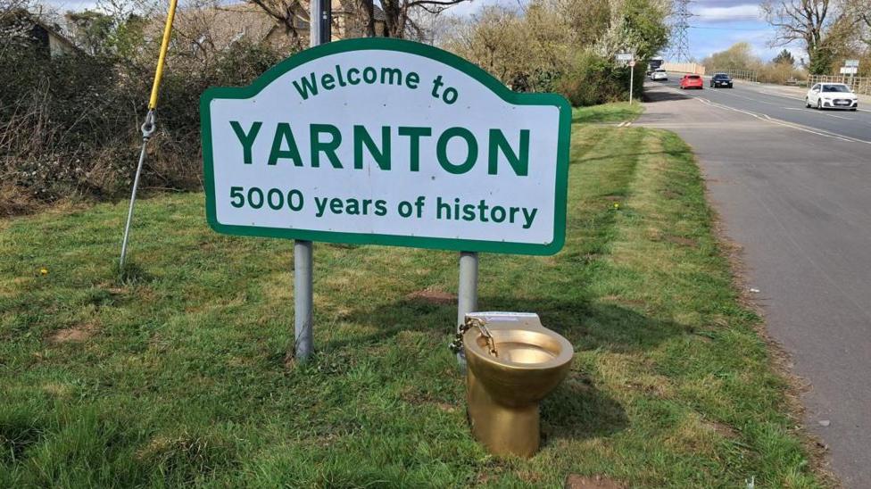 The elusive artist behind Oxfordshire's mystery fake gold toilet - BBC News