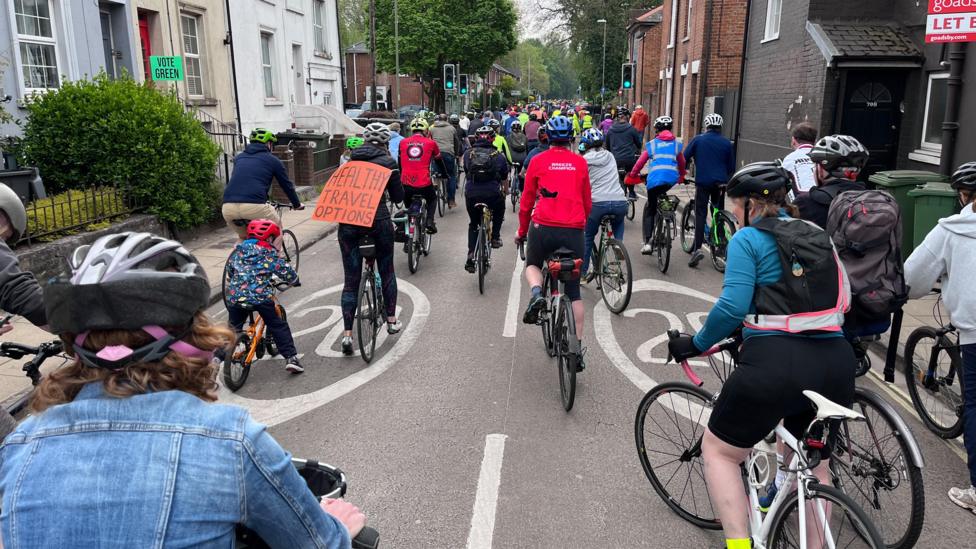 Hundreds join mass cycle ride through Winchester - BBC News