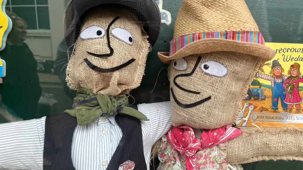 Famous faces turned into scarecrows for Castle Cary in Bloom - BBC News