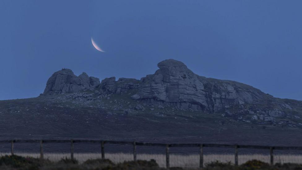 Lunar eclipse: Blood Moon captured on camera in the South West - BBC News