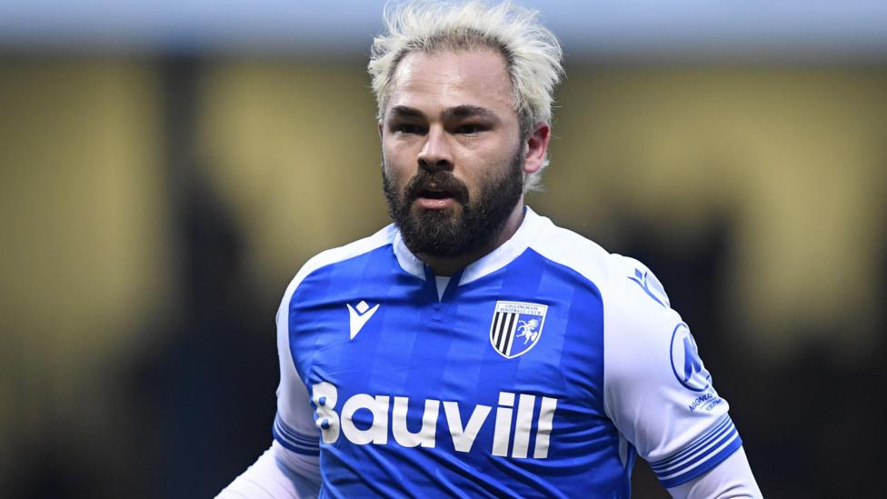 Bradley Dack: Gillingham midfielder signs new one-year contract - BBC Sport