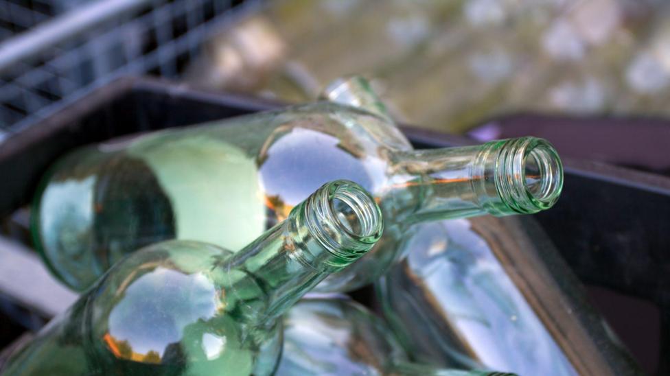 Recycling: glass recycling bins to come to 22,000 Belfast homes - BBC News