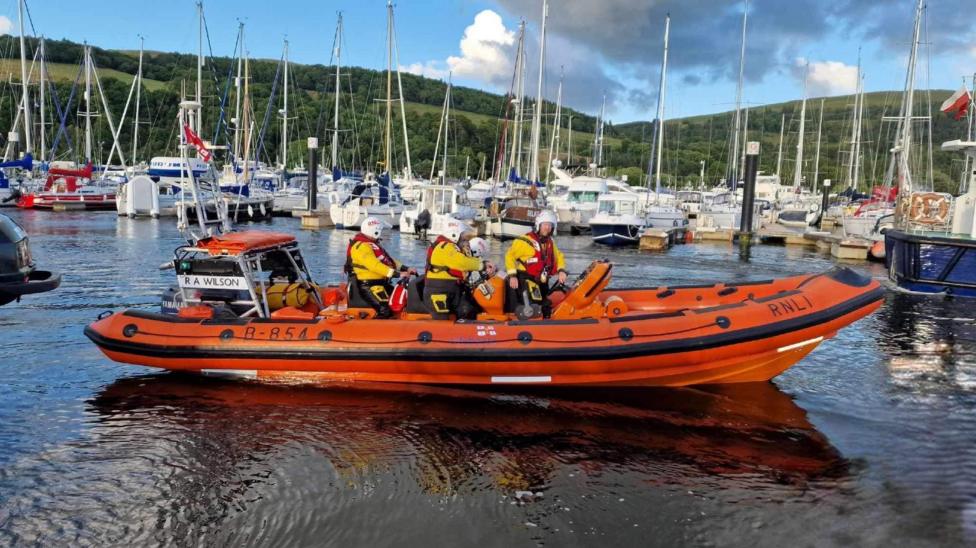 RNLI lifeboat capsizes during Clyde rescue - BBC News