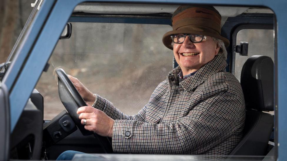 Vera's Land Rover from detective show goes on display - BBC News