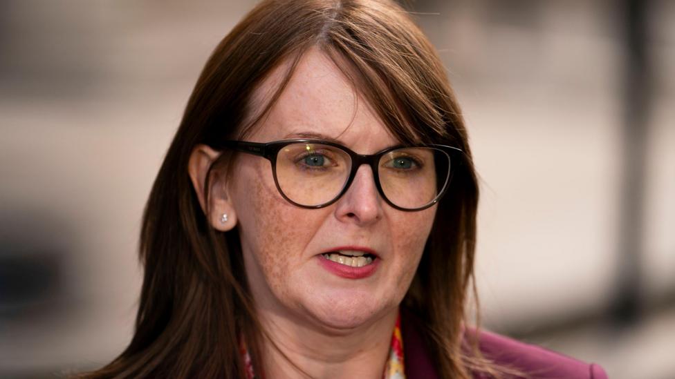 Northern Ireland civil servants offered 9% pay deal - BBC News