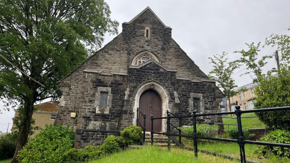 Markham community workers banned from chapel - BBC News