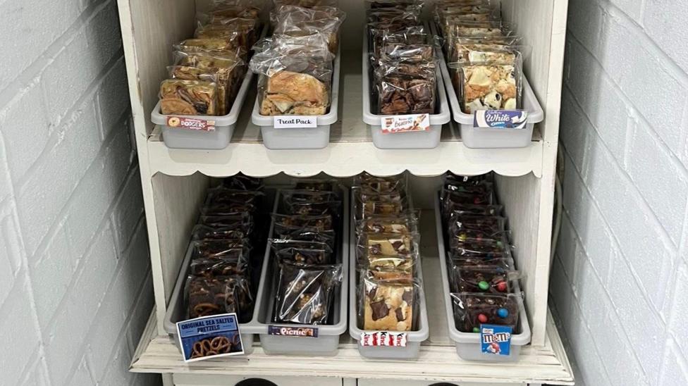 The tiny Halesowen cake shop set up in a front porch - BBC News