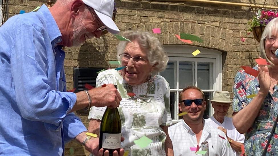 Community-owned pub Lion at Ickleton holds grand reopening - BBC News