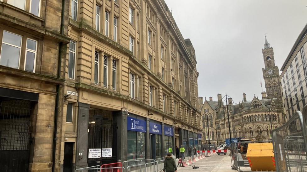 Bradford City Library to move into new home to save money - BBC News