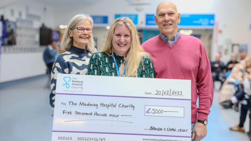 Patient donates £5,000 to Medway hospital after nurse saves life - BBC News