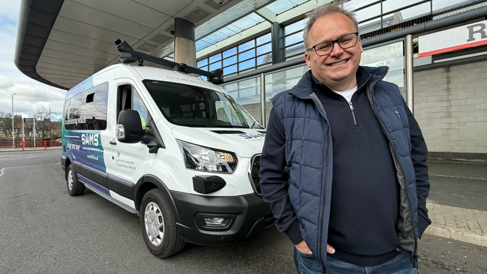 Free driverless bus trial starts in Cambridge - BBC News