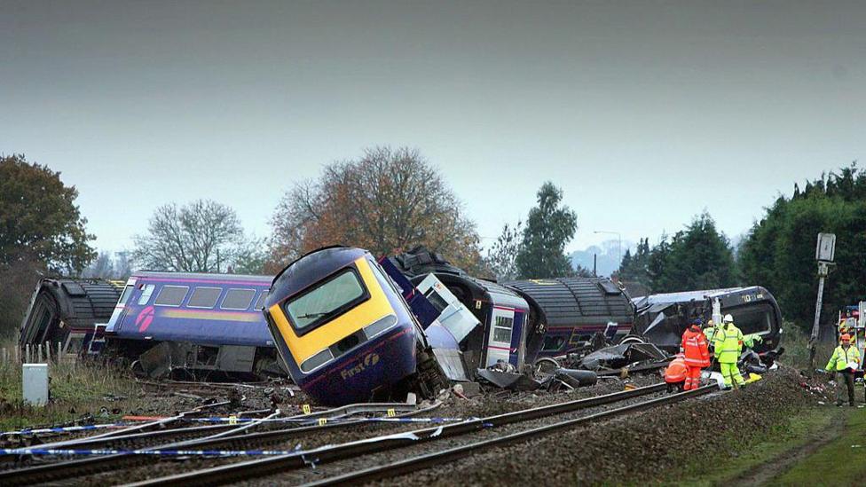Remembering the Ufton Nervet rail crash in Berkshire 20 years on - BBC News