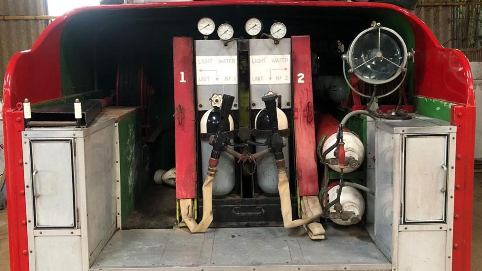 1950s Rolls Humber fire vehicle up for auction in Norfolk - BBC News