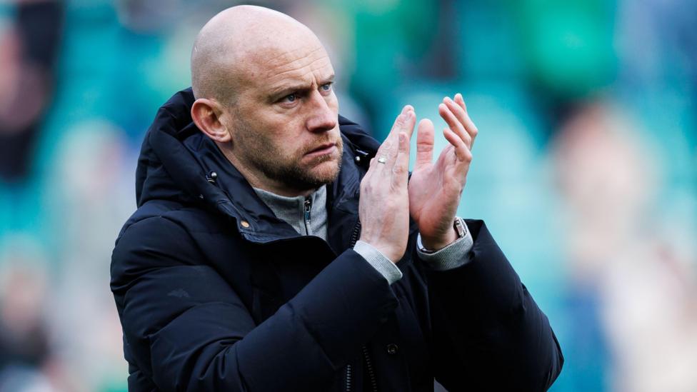David Gray: Hibs head coach & backroom team agree new contracts - BBC Sport