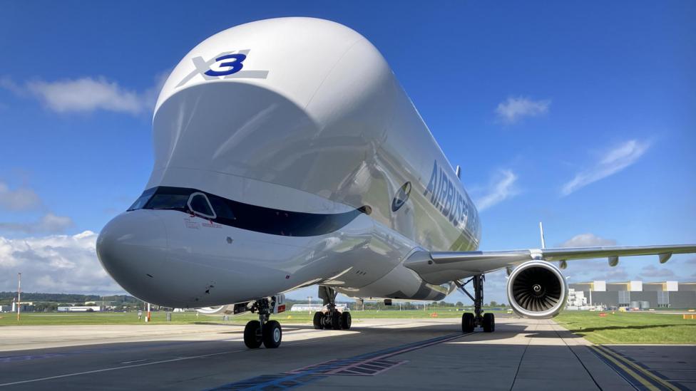 Beluga aircraft marks 30 years of flying in Wales - BBC News