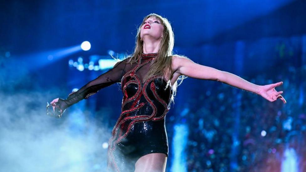 Taylor Swift: Cardiff Eras gig begins with Welsh greeting - BBC News