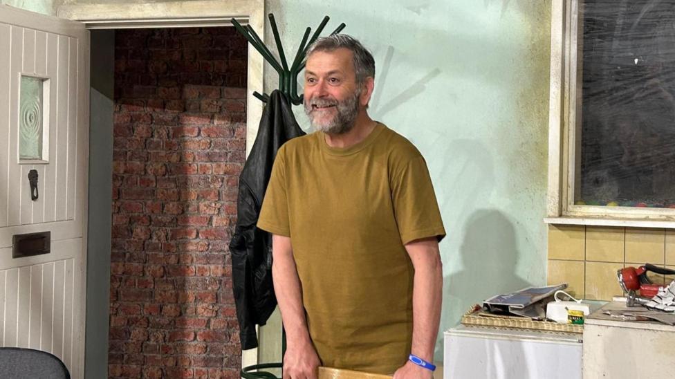 Tudur Owen a'i ddrama lwyfan gyntaf erioed - BBC Cymru Fyw