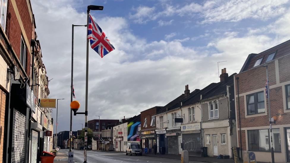 Bristol City Council to 'gradually' remove unapproved flags - BBC News