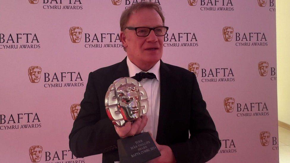 Mark Lewis Jones ac Annes Elwy ymysg enillwyr Gwobrau BAFTA Cymru - BBC ...