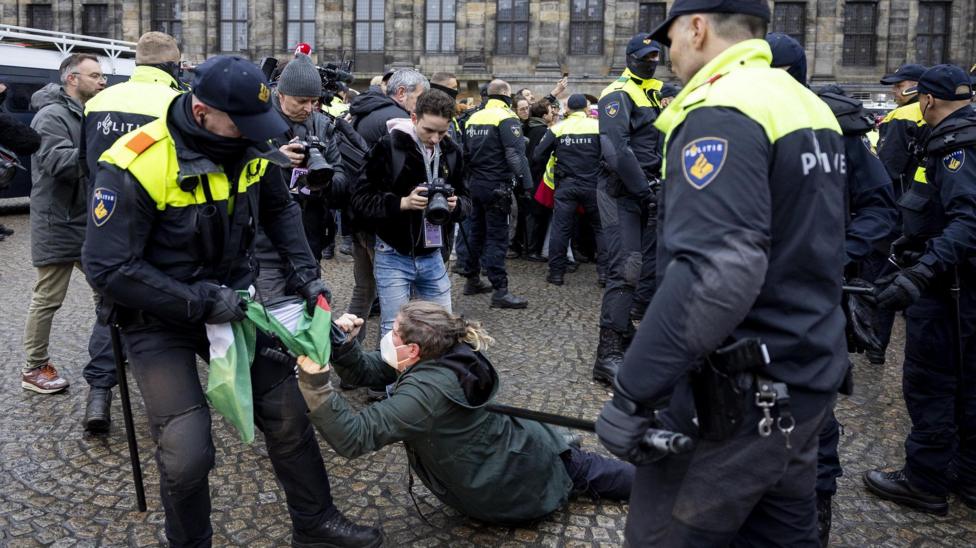 Amsterdam: Dozens detained after protesters defy mayor's ban - BBC News