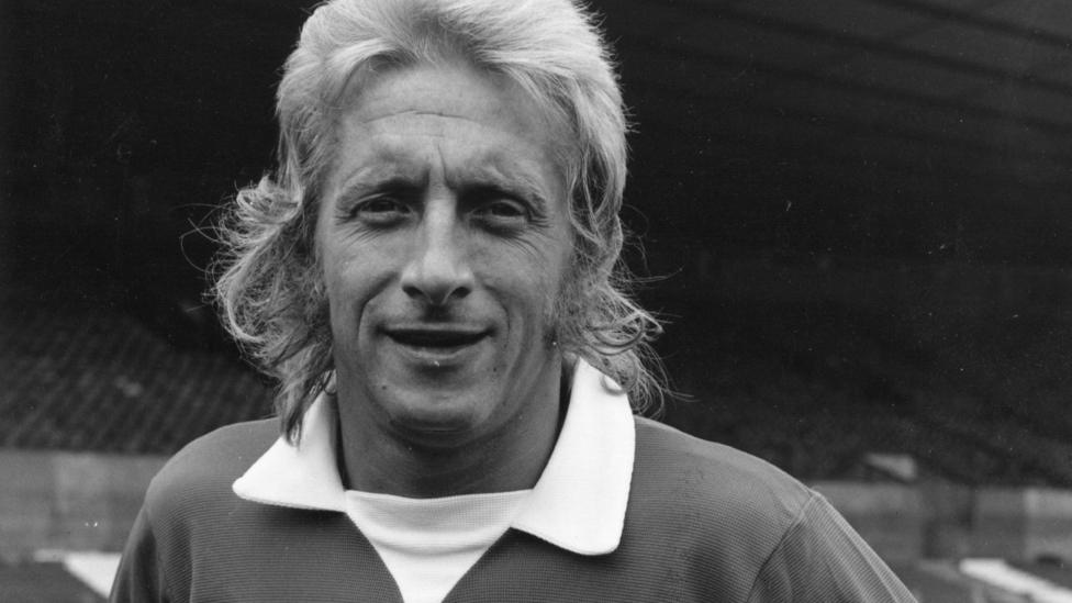 Denis Law: Fans bid farewell at Manchester United star's funeral - BBC News
