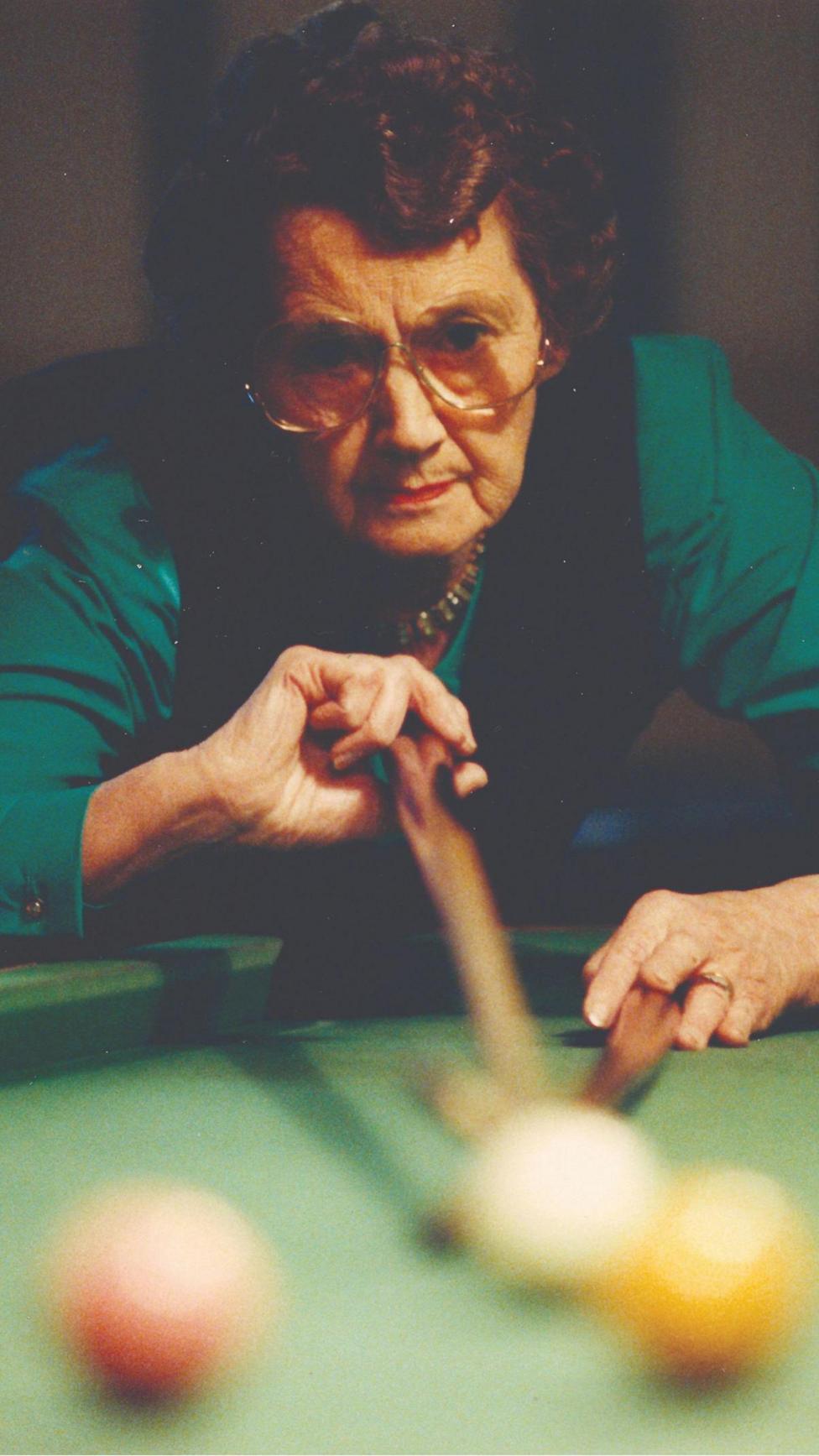 Agnes Davies: The Welsh woman who snookered men for 64 years - BBC News
