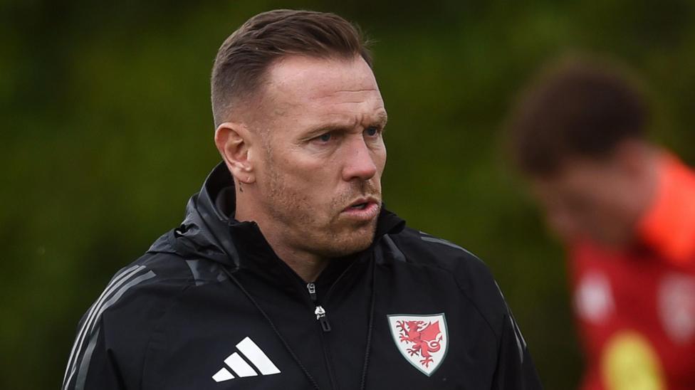 Iceland v Wales: Craig Bellamy and the difficult second camp - BBC Sport
