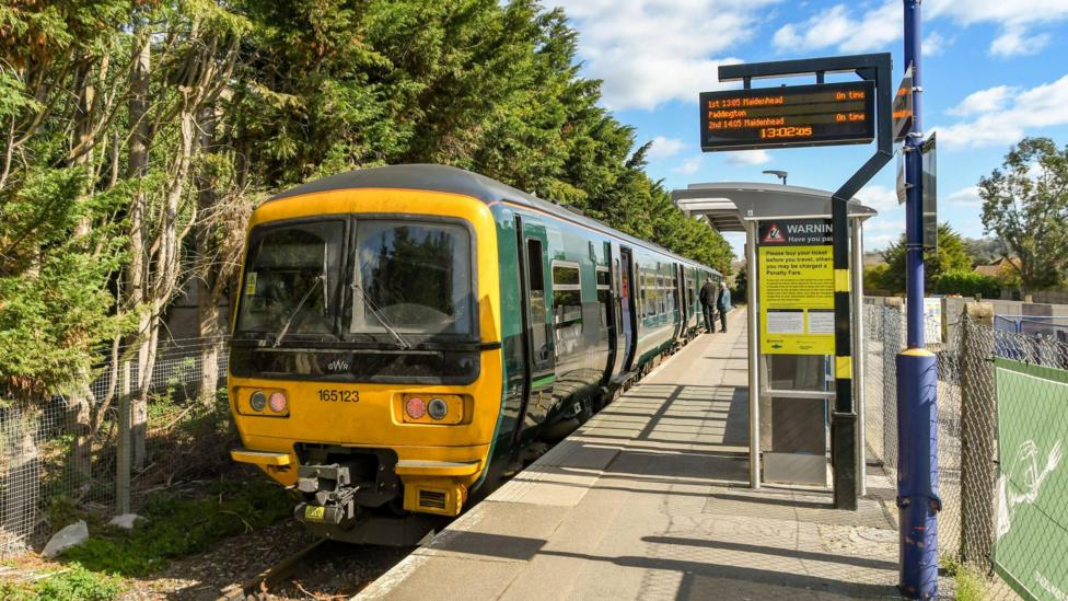 Guildford to Gatwick Airport rail line closes for upgrades - BBC News