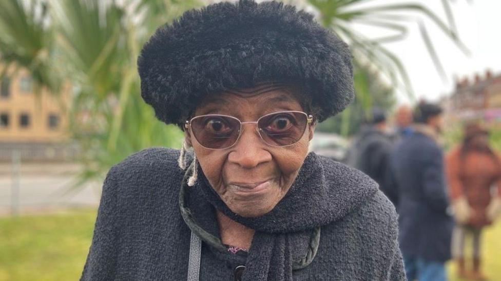 Windrush generation in Reading remembered at tree planting - BBC News