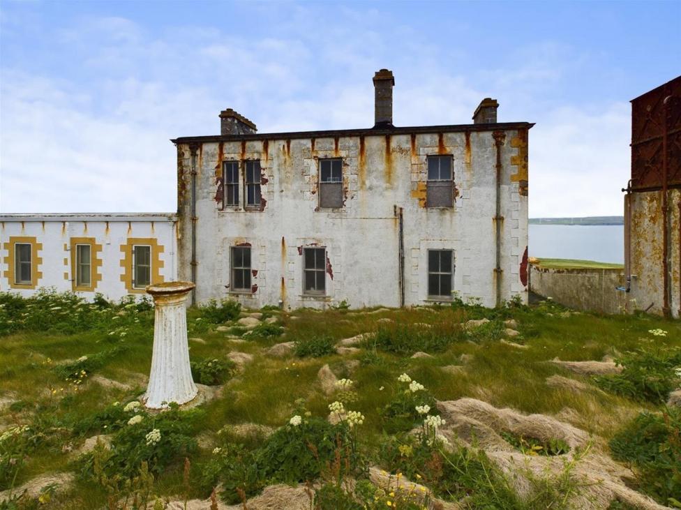 Lighthouse buildings for sale on uninhabited Scottish island - BBC News