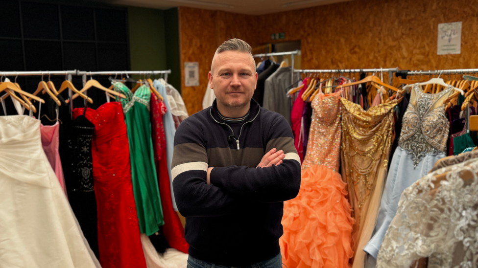 100 prom dresses donated so Washington youngsters can go to ball - BBC News