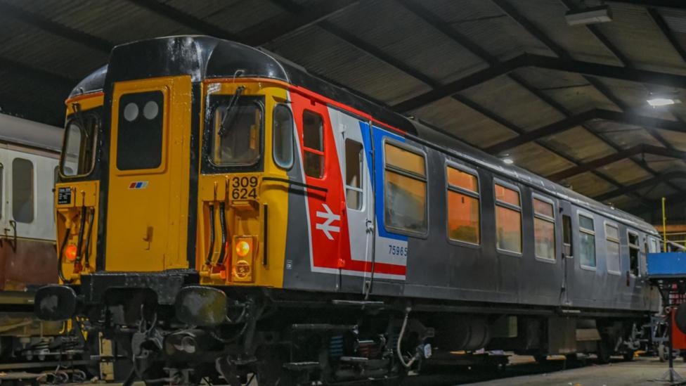 Suffolk man finds permanent Essex home for saved electric train - BBC News