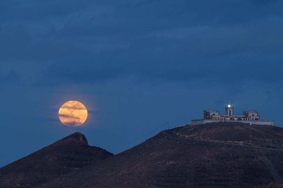 Amazing pictures of the Flower Moon across the world - BBC Newsround
