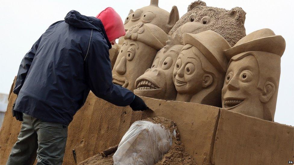 Weston Sand Sculpture Festival's Hollywood inspiration - BBC News