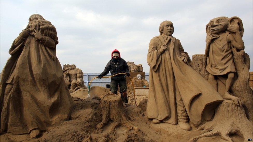 Weston Sand Sculpture Festival's Hollywood inspiration - BBC News