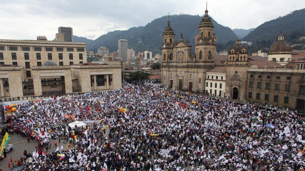Colombians in show of support for peace negotiations - BBC News