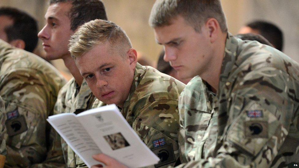 In pictures: York Minster welcomes soldiers home - BBC News