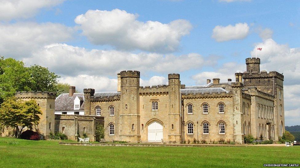 Chiddingstone Castle loans Egyptian artefacts to US museum - BBC News