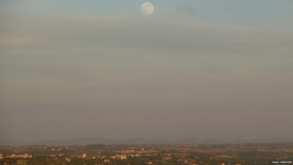In pictures: 'Supermoon' lights up night sky - BBC News