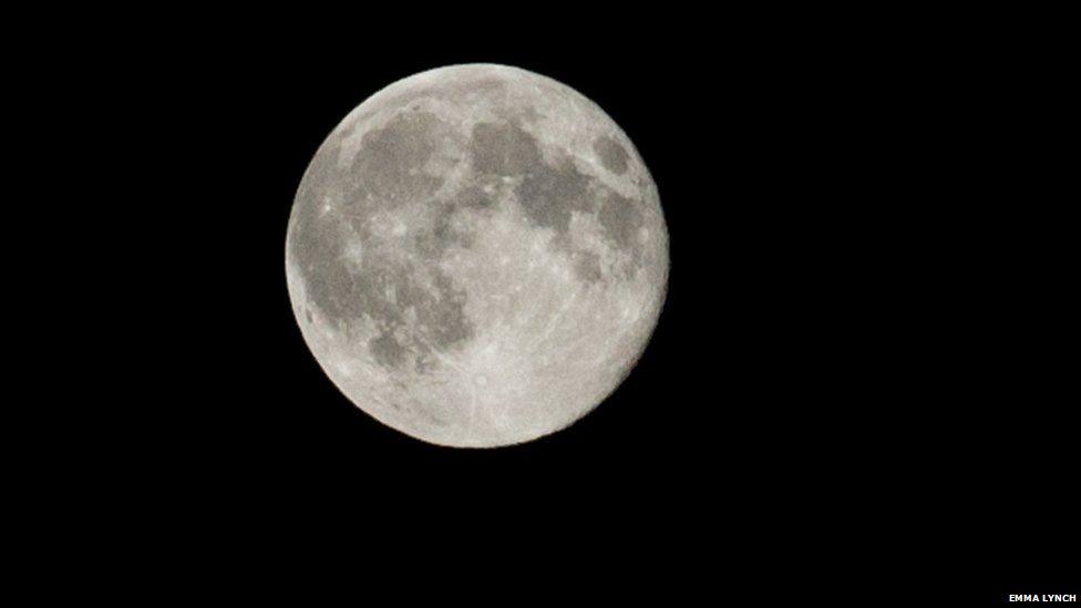 In pictures: 'Supermoon' lights up night sky - BBC News