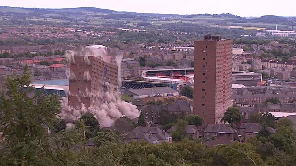 In pictures: Bringing down the Dundee tower blocks - BBC News