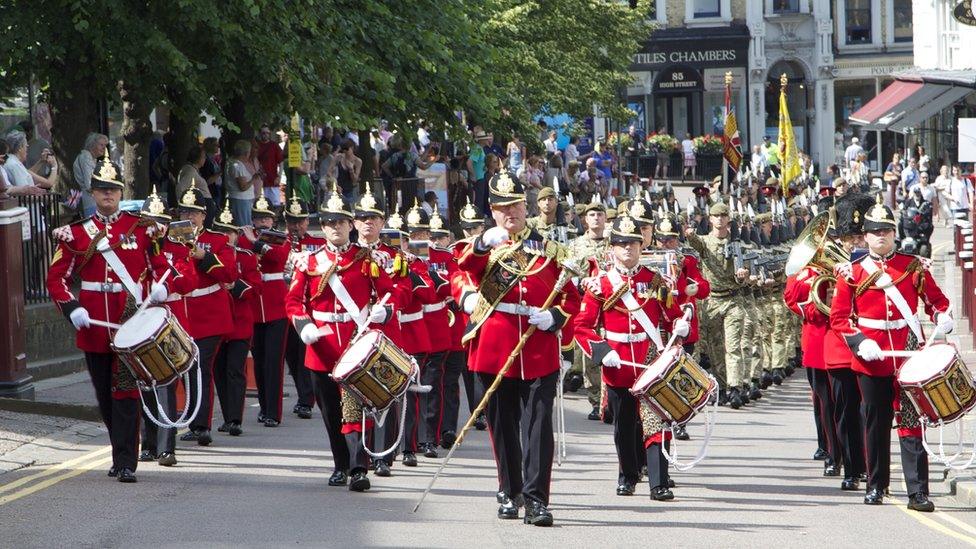 In pictures: Tigers receive freedom of Tunbridge Wells - BBC News