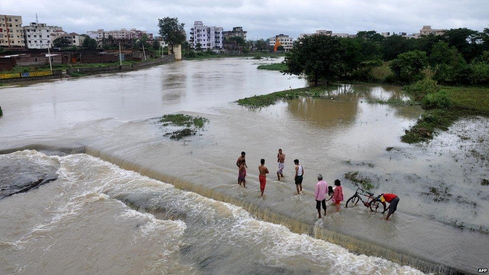 Day in pictures: 14 October 2013 - BBC News