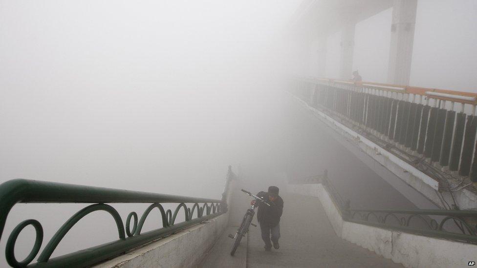 In pictures: China's Harbin choked by smog - BBC News
