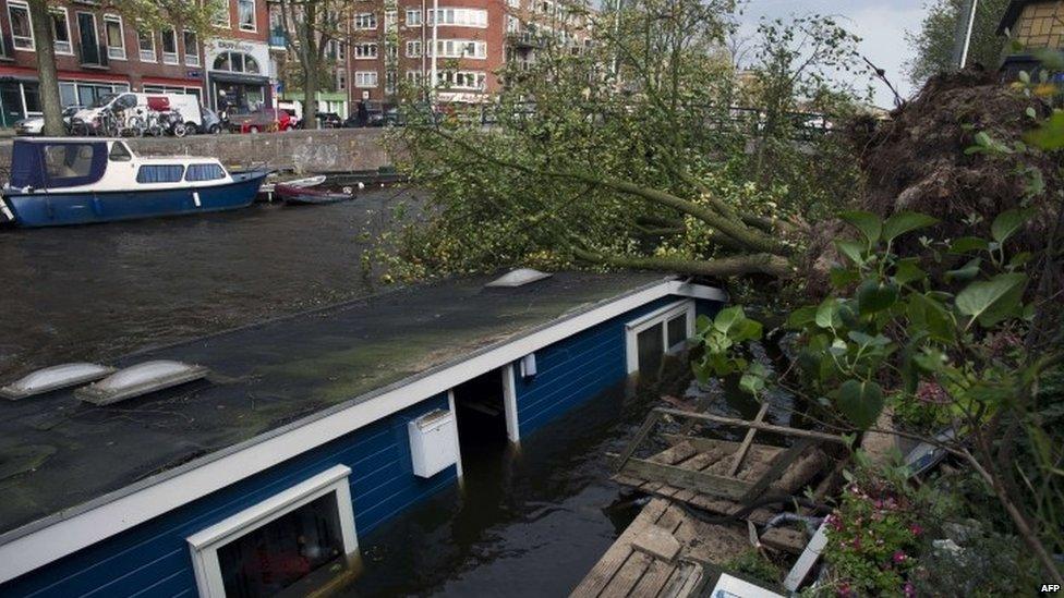 In pictures: European storm aftermath - BBC News