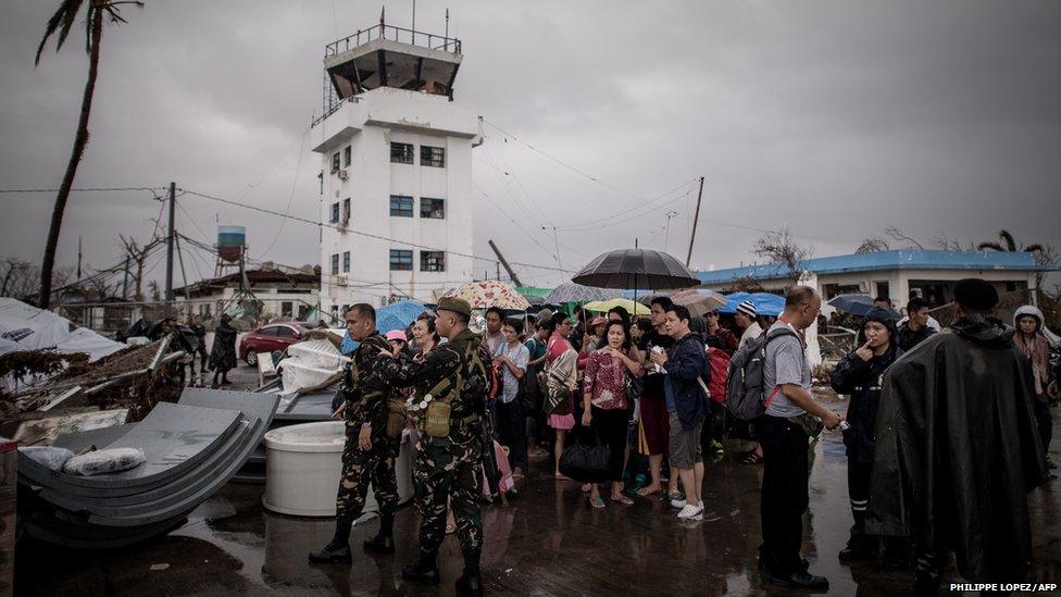 Day in pictures: 12 November 2013 - BBC News