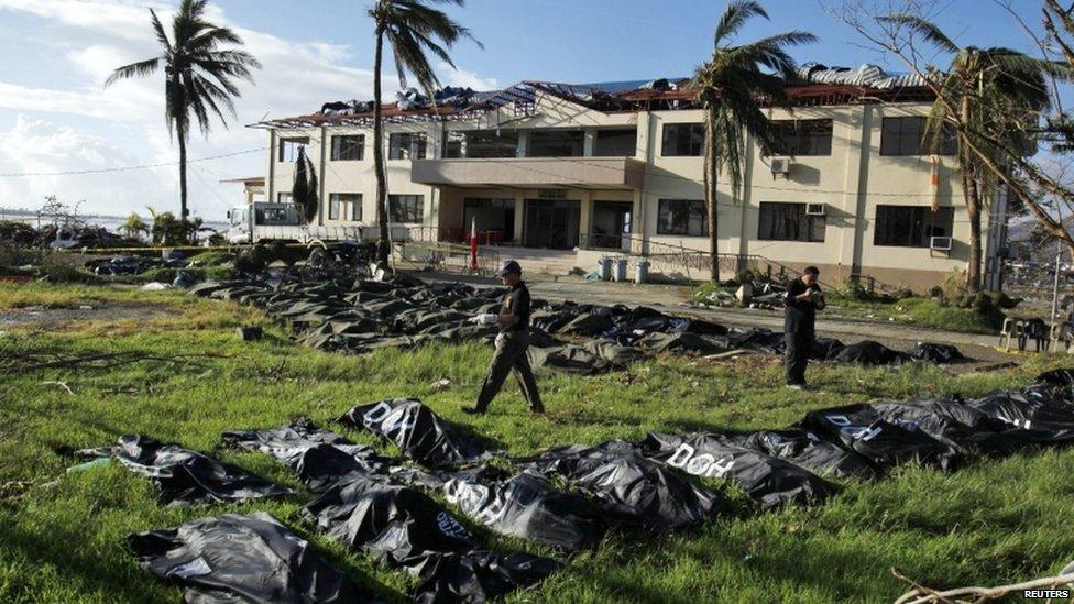 In pictures: Typhoon aid ramps up - BBC News