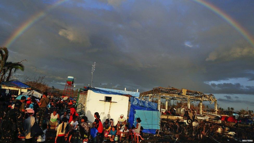 In pictures: Typhoon one week on - BBC News