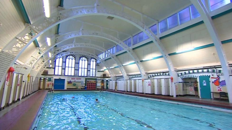 'Terracotta army' photographed at Moseley Road baths - BBC News